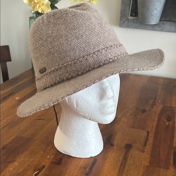 ADORA | Accessories | Vintage Adora Tan Wool Fedora Hat Creased Crown ...